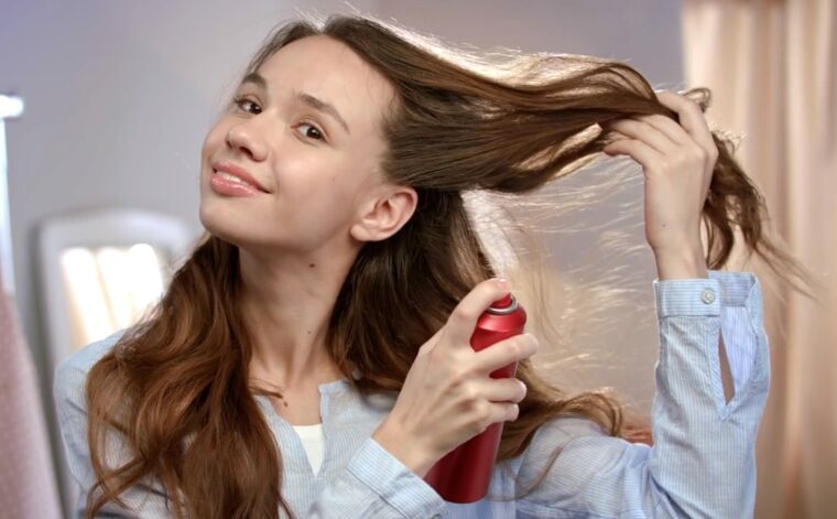 Sunce, More i Zanosna Kosa: Najbolja Zaštita Kose od Sunca i Soli 2025